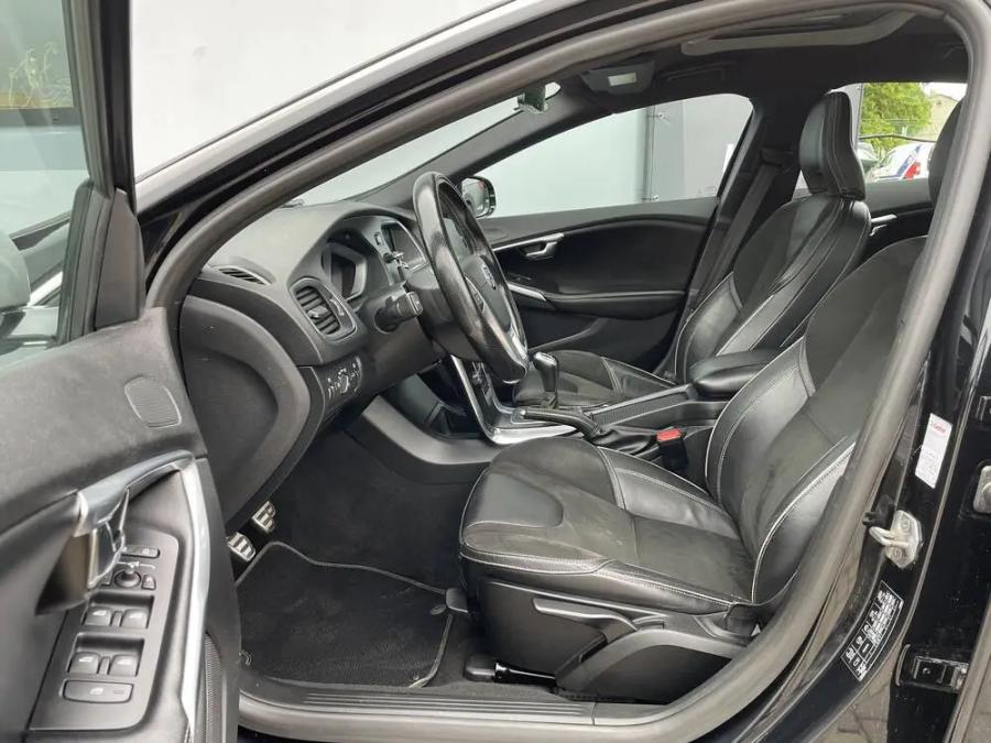 Pelēks Volvo V40 2014 Talsi, ar dzinēja tilpumu 2.00 L un nobraukumu 232 tūkst. km par 6400 €, foto 24 vietnē AUTOMOTO.COM.LV