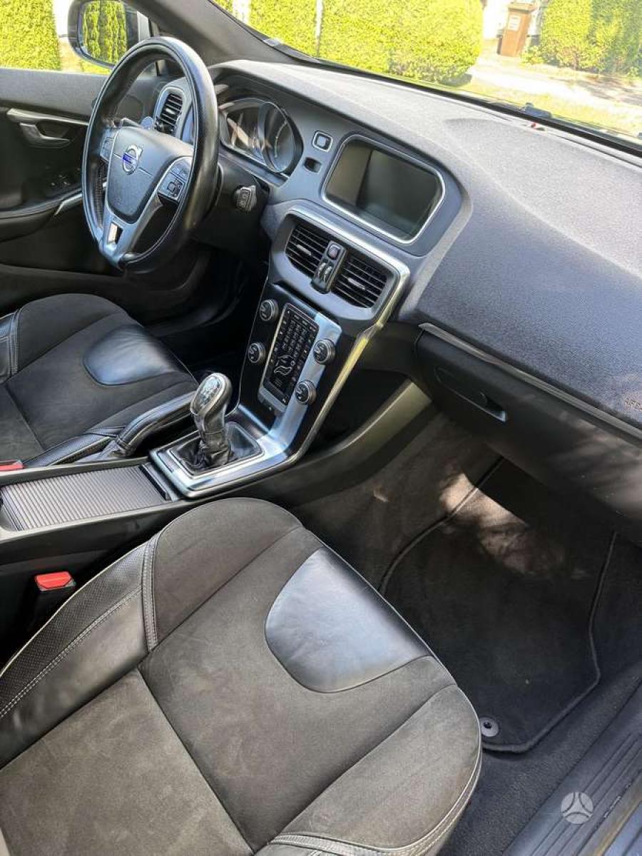 Pelēks Volvo V40 2014 Alīta, ar dzinēja tilpumu 1.56 L un nobraukumu 245 tūkst. km par 5999 €, foto 20 vietnē AUTOMOTO.COM.LV