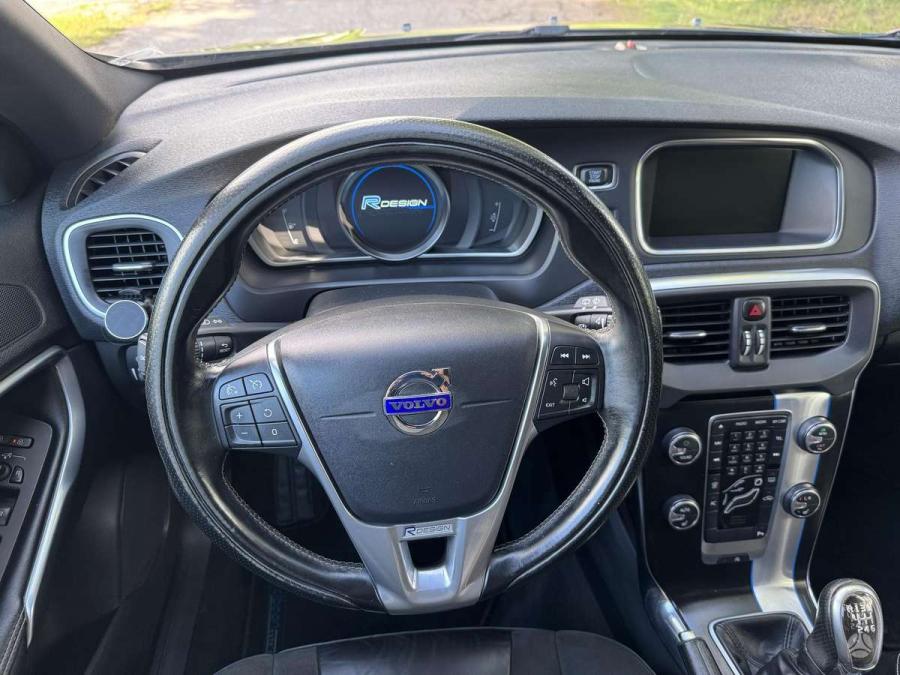 Pelēks Volvo V40 2014 Alīta, ar dzinēja tilpumu 1.56 L un nobraukumu 245 tūkst. km par 5999 €, foto 24 vietnē AUTOMOTO.COM.LV