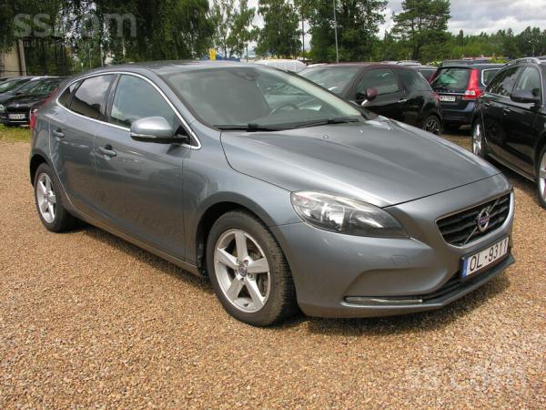 Pelēks Volvo V40 2014 Rīga, ar dzinēja tilpumu 2.00 L un nobraukumu 0 tūkst. km par 5950 €, foto 2 vietnē AUTOMOTO.COM.LV