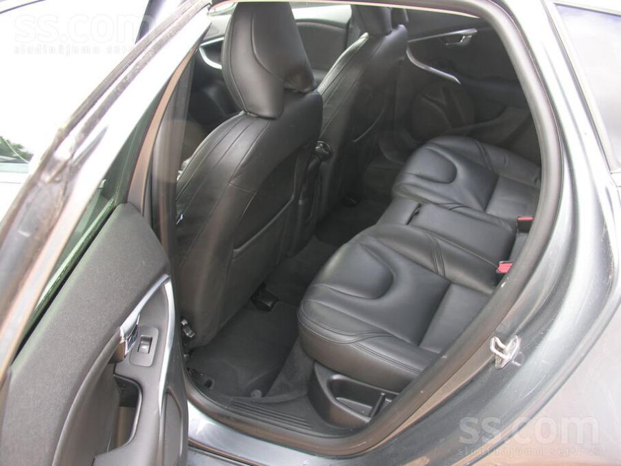 Grey Volvo V40 2014 in Riga, with an engine capacity of 2.00 L and mileage of 0 thousand km for 5950 €, photo 9 on AUTOMOTO.COM.LV
