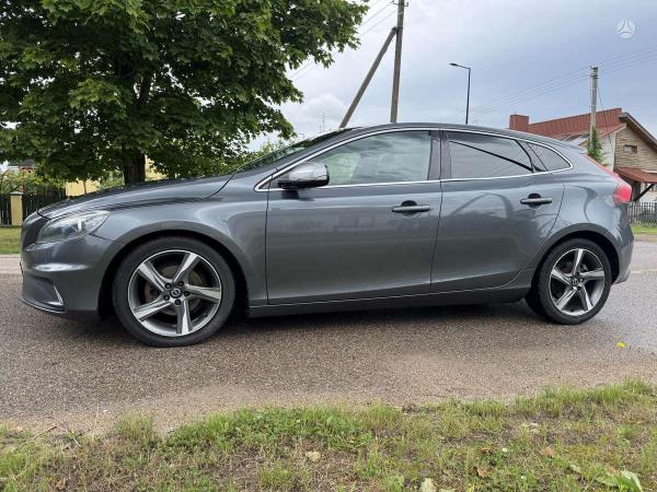 Pelēks Volvo V40 2014 Alīta, ar dzinēja tilpumu 1.56 L un nobraukumu 245 tūkst. km par 5950 €, foto 4 vietnē AUTOMOTO.COM.LV