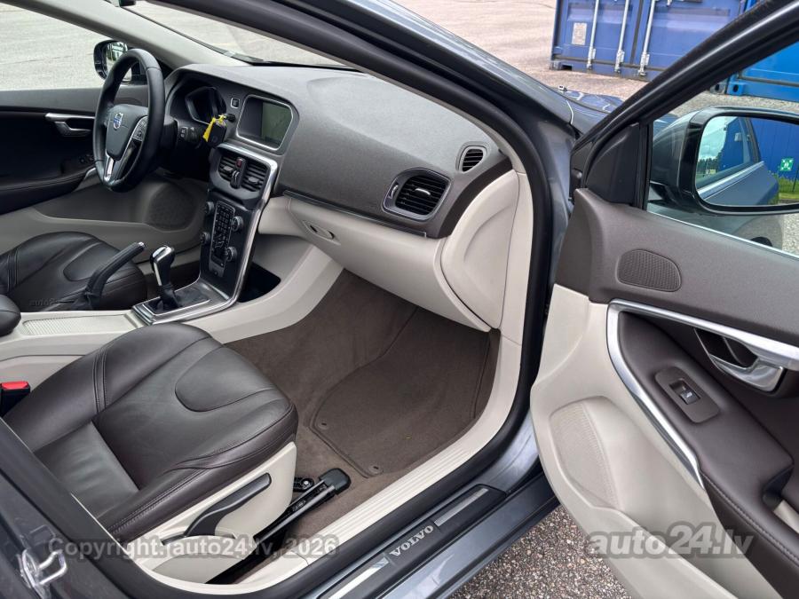 Grey Volvo V40 2014 in Paide, with an engine capacity of 2.00 L and mileage of 293 thousand km for 6790 €, photo 10 on AUTOMOTO.COM.LV