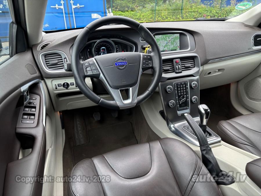 Grey Volvo V40 2014 in Paide, with an engine capacity of 2.00 L and mileage of 293 thousand km for 6790 €, photo 13 on AUTOMOTO.COM.LV