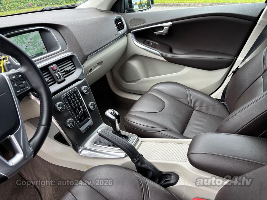 Grey Volvo V40 2014 in Paide, with an engine capacity of 2.00 L and mileage of 293 thousand km for 6790 €, photo 14 on AUTOMOTO.COM.LV
