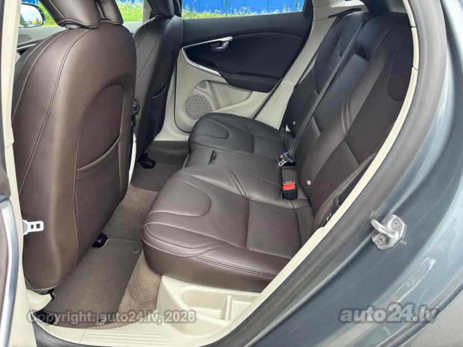 Grey Volvo V40 2014 in Paide, with an engine capacity of 2.00 L and mileage of 293 thousand km for 6790 €, photo 15 on AUTOMOTO.COM.LV