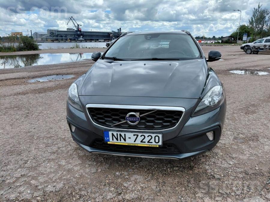 Grey Volvo V40 2014 in Riga, with an engine capacity of 1.60 L and mileage of 220 thousand km for 7700 €, photo 1 on AUTOMOTO.COM.LV