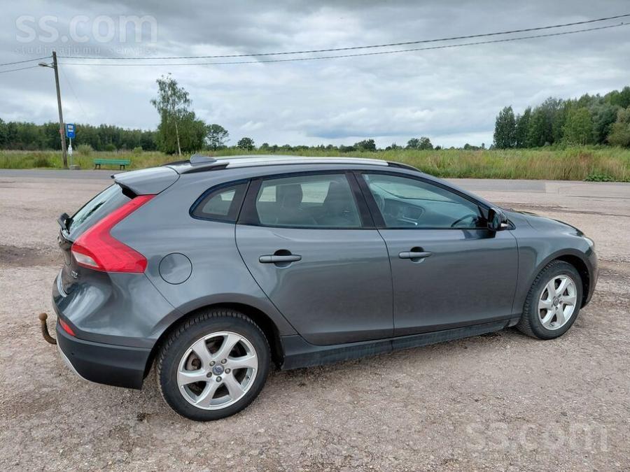 Grey Volvo V40 2014 in Riga, with an engine capacity of 1.60 L and mileage of 220 thousand km for 7700 €, photo 3 on AUTOMOTO.COM.LV