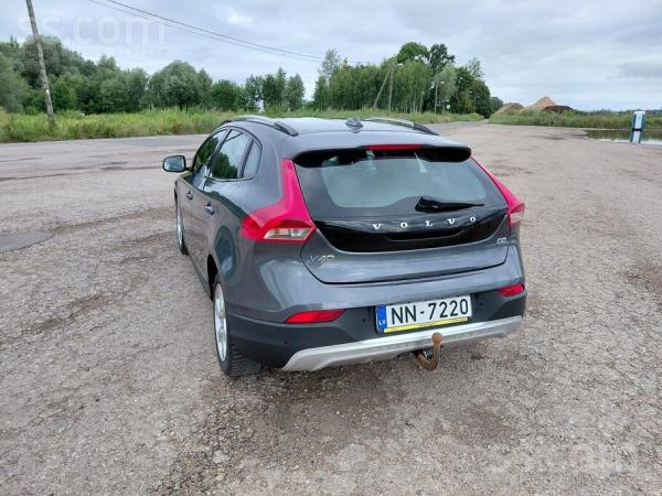 Grey Volvo V40 2014 in Riga, with an engine capacity of 1.60 L and mileage of 220 thousand km for 7700 €, photo 3 on AUTOMOTO.COM.LV