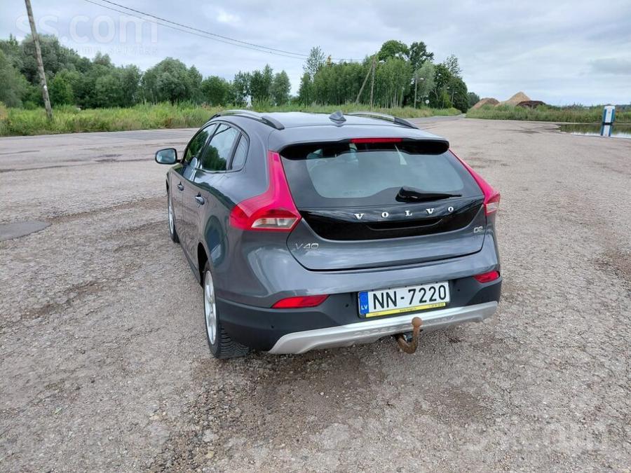 Grey Volvo V40 2014 in Riga, with an engine capacity of 1.60 L and mileage of 220 thousand km for 7700 €, photo 4 on AUTOMOTO.COM.LV