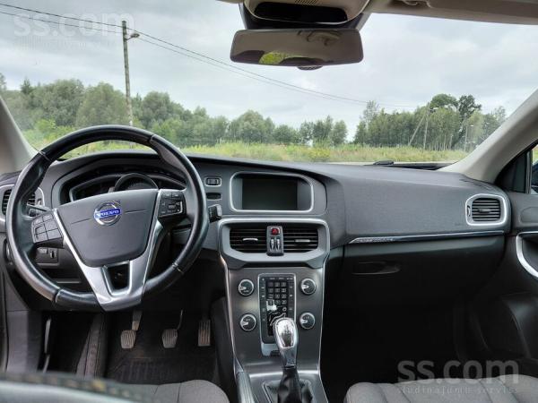 Grey Volvo V40 2014 in Riga, with an engine capacity of 1.60 L and mileage of 220 thousand km for 7700 €, photo 5 on AUTOMOTO.COM.LV