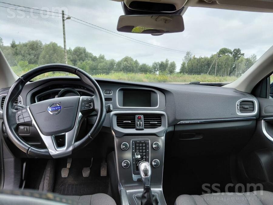 Grey Volvo V40 2014 in Riga, with an engine capacity of 1.60 L and mileage of 220 thousand km for 7700 €, photo 6 on AUTOMOTO.COM.LV