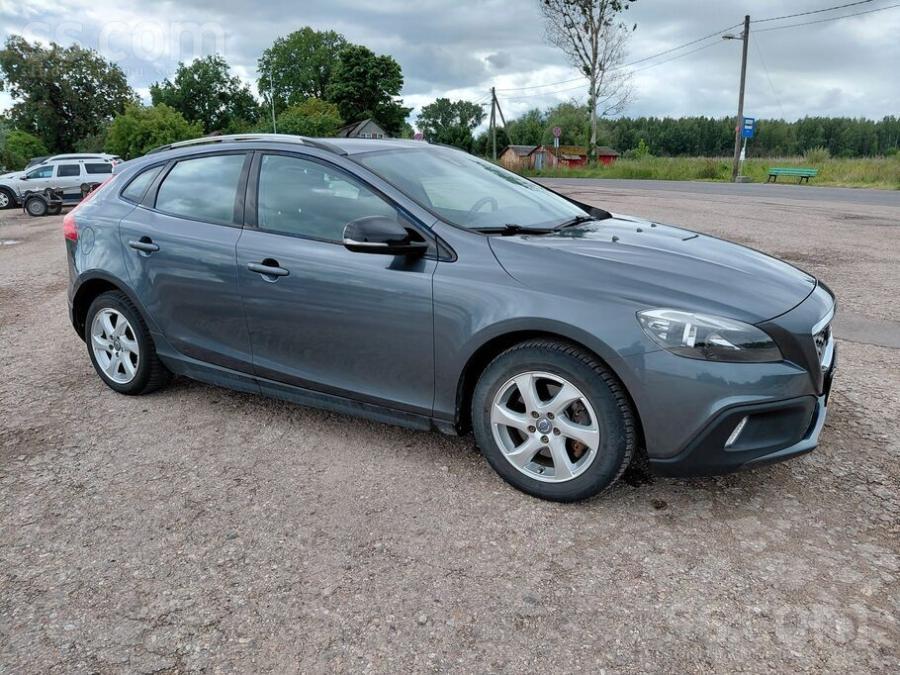 Grey Volvo V40 2014 in Riga, with an engine capacity of 1.60 L and mileage of 220 thousand km for 7700 €, photo 7 on AUTOMOTO.COM.LV