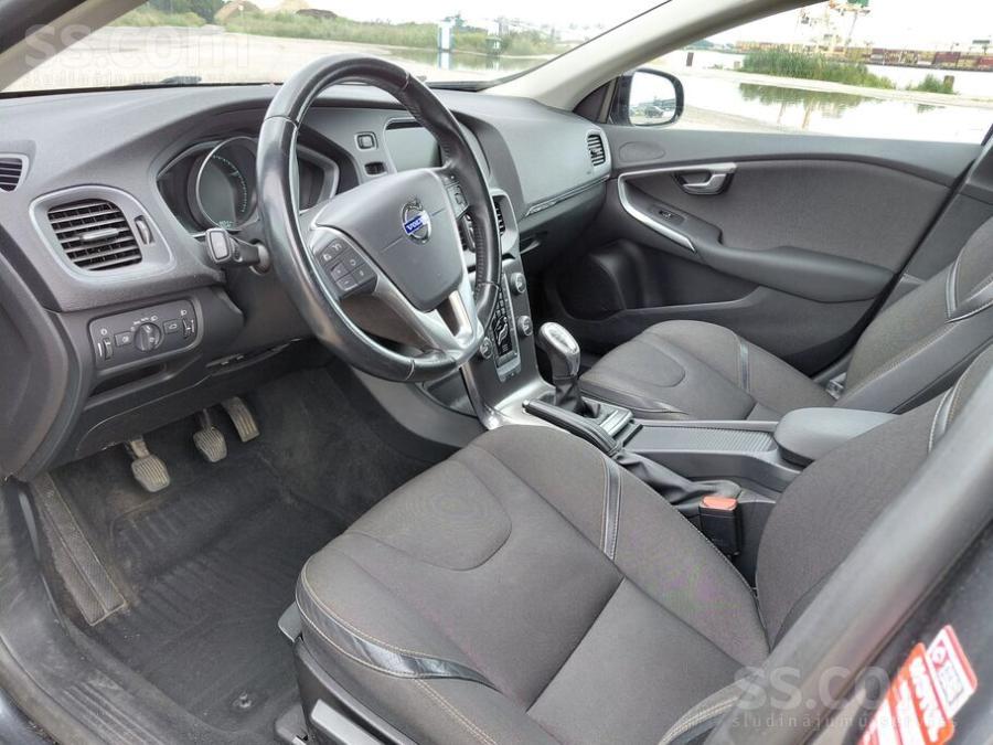 Grey Volvo V40 2014 in Riga, with an engine capacity of 1.60 L and mileage of 220 thousand km for 7700 €, photo 8 on AUTOMOTO.COM.LV