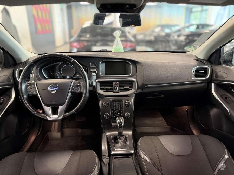 Pelēks Volvo V40 2014 Klaipėda, ar dzinēja tilpumu 1.98 L un nobraukumu 239 tūkst. km par 7500 €, foto 15 vietnē AUTOMOTO.COM.LV