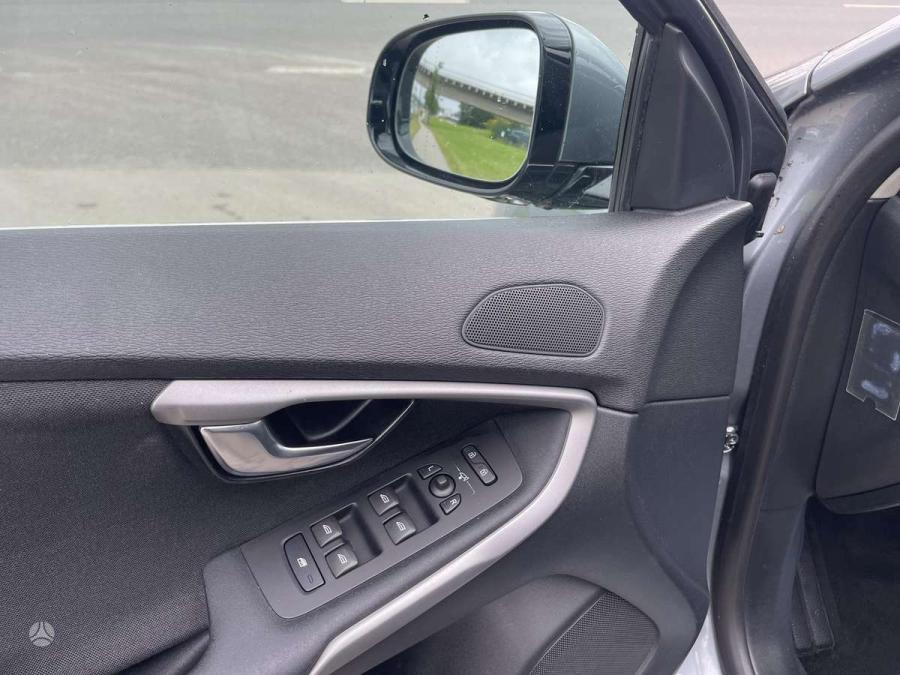 Pelēks Volvo V40 2014 Kauņa, ar dzinēja tilpumu 1.56 L un nobraukumu 246 tūkst. km par 5950 €, foto 16 vietnē AUTOMOTO.COM.LV
