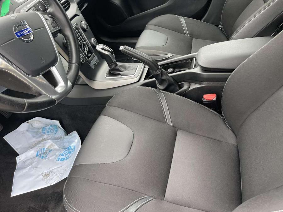 Pelēks Volvo V40 2014 Kauņa, ar dzinēja tilpumu 1.56 L un nobraukumu 246 tūkst. km par 5950 €, foto 23 vietnē AUTOMOTO.COM.LV
