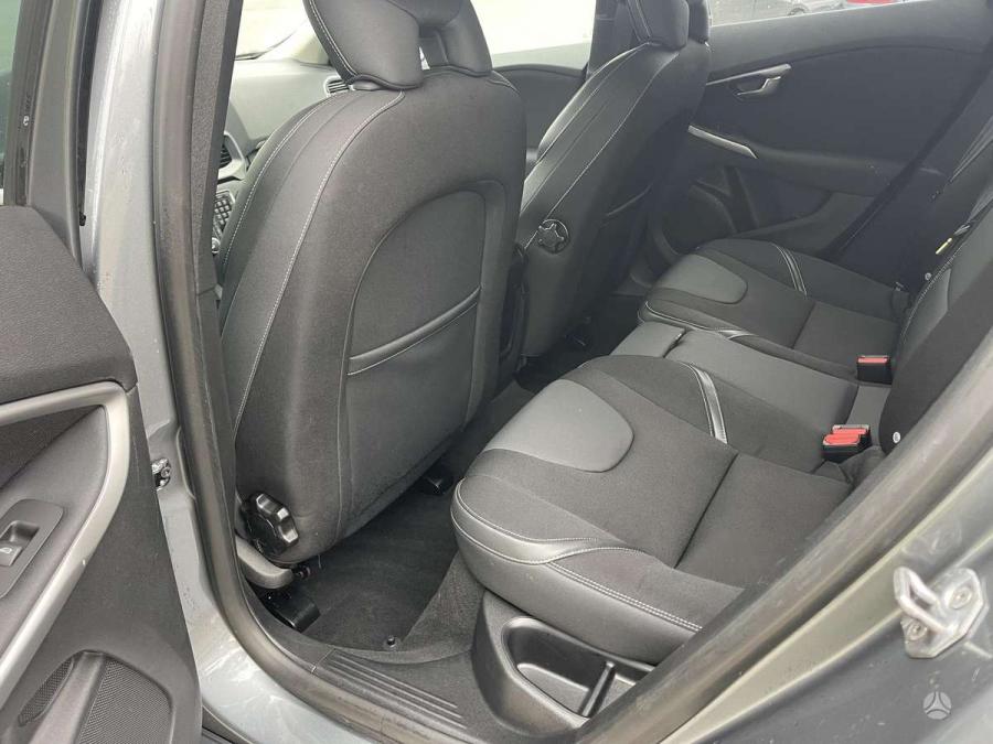 Pelēks Volvo V40 2014 Kauņa, ar dzinēja tilpumu 1.56 L un nobraukumu 246 tūkst. km par 5950 €, foto 24 vietnē AUTOMOTO.COM.LV