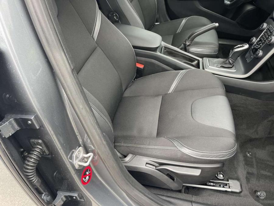 Pelēks Volvo V40 2014 Kauņa, ar dzinēja tilpumu 1.56 L un nobraukumu 246 tūkst. km par 5950 €, foto 27 vietnē AUTOMOTO.COM.LV