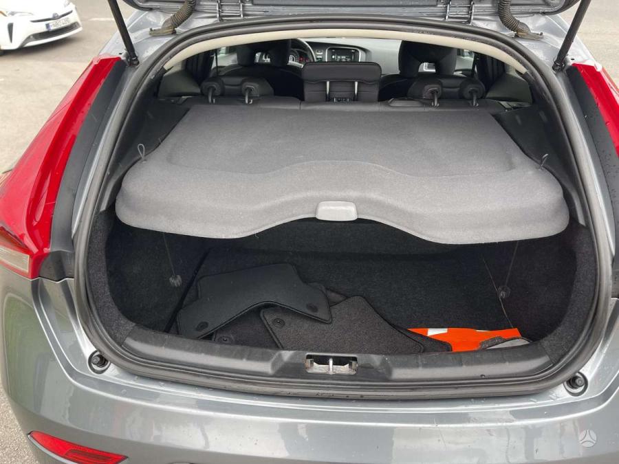 Pelēks Volvo V40 2014 Kauņa, ar dzinēja tilpumu 1.56 L un nobraukumu 246 tūkst. km par 5950 €, foto 30 vietnē AUTOMOTO.COM.LV