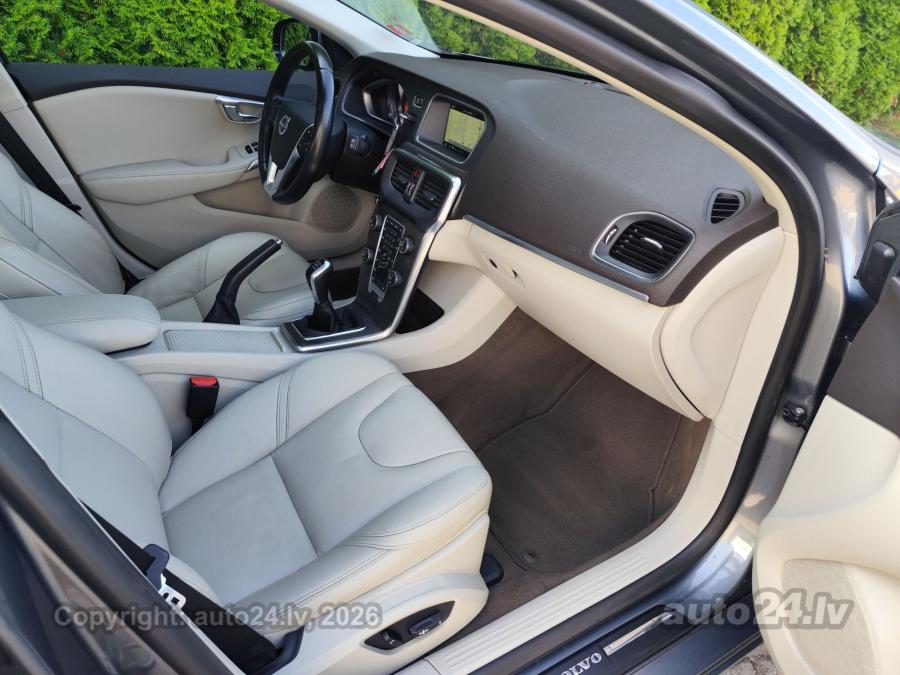 Pelēks Volvo V40 2014 Paide, ar dzinēja tilpumu 1.60 L un nobraukumu 279 tūkst. km par 6990 €, foto 21 vietnē AUTOMOTO.COM.LV