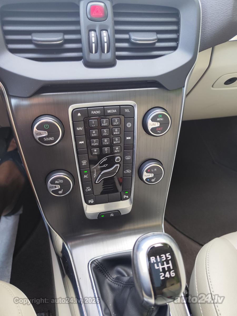 Pelēks Volvo V40 2014 Paide, ar dzinēja tilpumu 1.60 L un nobraukumu 279 tūkst. km par 6990 €, foto 27 vietnē AUTOMOTO.COM.LV
