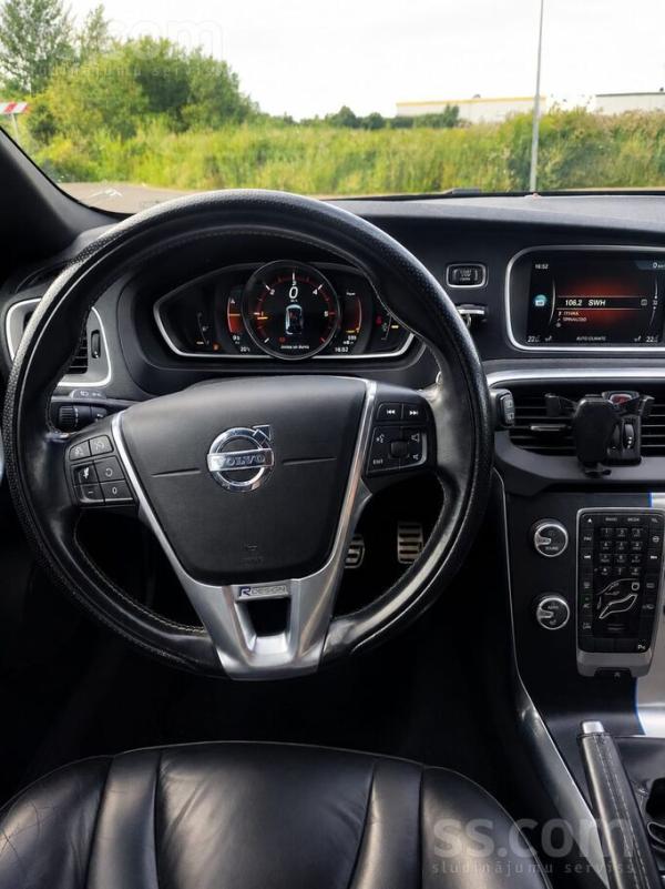 Pelēks Volvo V40 2014 Rīga, ar dzinēja tilpumu 2.00 L un nobraukumu 325 tūkst. km par 6450 €, foto 4 vietnē AUTOMOTO.COM.LV
