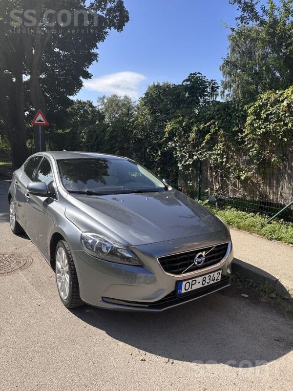 Grey Volvo V40 2014 in Riga, with an engine capacity of 1.60 L and mileage of 223 thousand km for 6800 €, photo 1 on AUTOMOTO.COM.LV