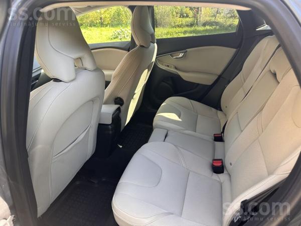 Grey Volvo V40 2014 in Riga, with an engine capacity of 1.60 L and mileage of 223 thousand km for 6800 €, photo 7 on AUTOMOTO.COM.LV