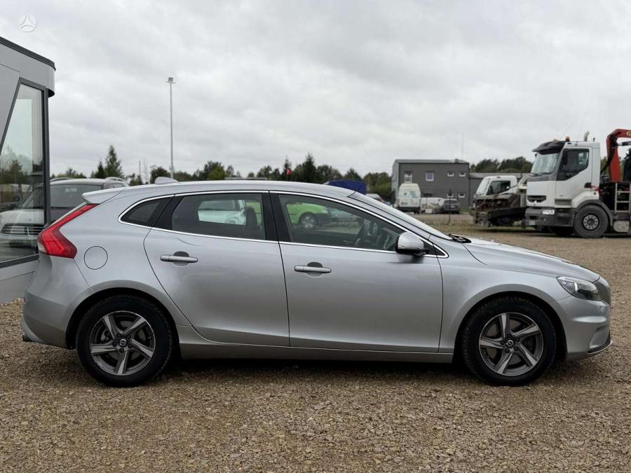 Pelēks Volvo V40 2014 Šauļi, ar dzinēja tilpumu 1.97 L un nobraukumu 372 tūkst. km par 6100 €, foto 5 vietnē AUTOMOTO.COM.LV