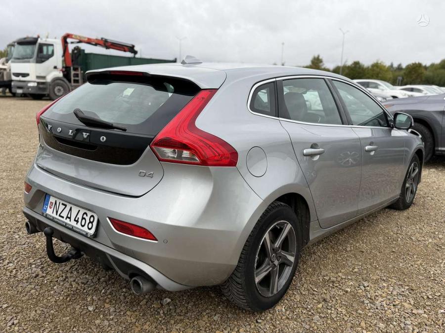 Pelēks Volvo V40 2014 Šauļi, ar dzinēja tilpumu 1.97 L un nobraukumu 372 tūkst. km par 6100 €, foto 6 vietnē AUTOMOTO.COM.LV