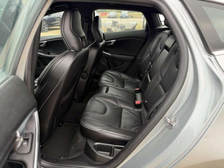Pelēks Volvo V40 2014 Šauļi, ar dzinēja tilpumu 1.97 L un nobraukumu 372 tūkst. km par 6100 €, foto 13 vietnē AUTOMOTO.COM.LV