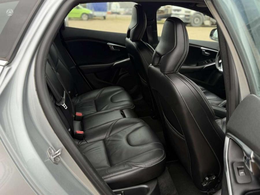 Pelēks Volvo V40 2014 Šauļi, ar dzinēja tilpumu 1.97 L un nobraukumu 372 tūkst. km par 6100 €, foto 14 vietnē AUTOMOTO.COM.LV