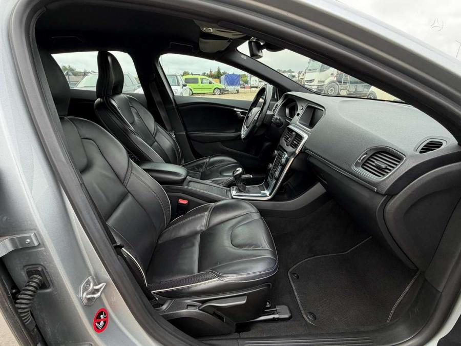 Pelēks Volvo V40 2014 Šauļi, ar dzinēja tilpumu 1.97 L un nobraukumu 372 tūkst. km par 6100 €, foto 16 vietnē AUTOMOTO.COM.LV