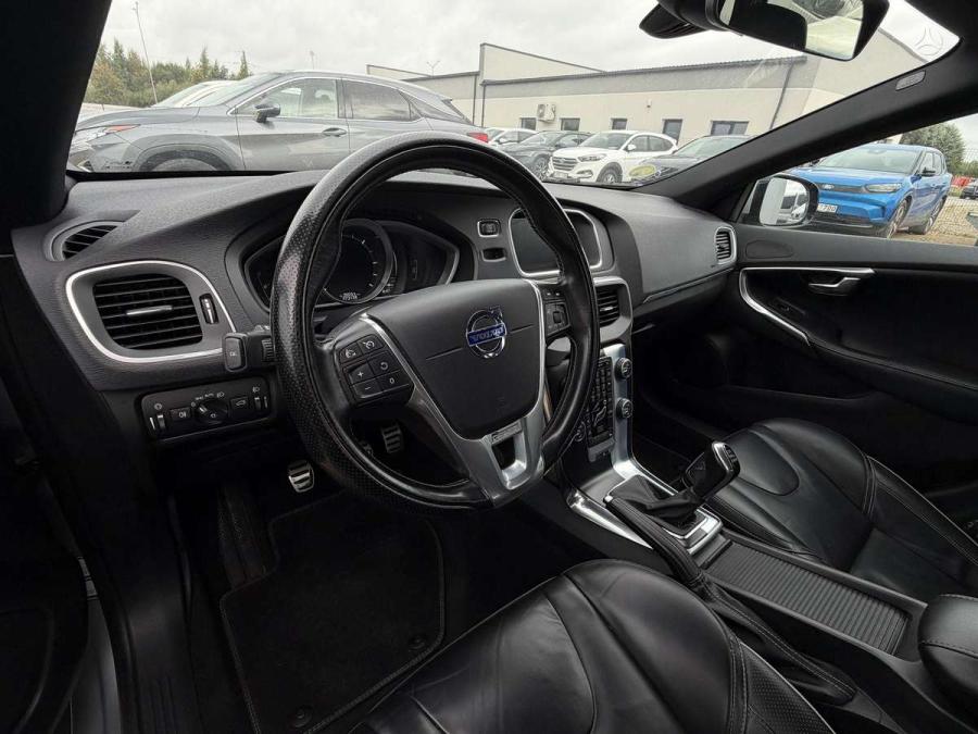 Pelēks Volvo V40 2014 Šauļi, ar dzinēja tilpumu 1.97 L un nobraukumu 372 tūkst. km par 6100 €, foto 17 vietnē AUTOMOTO.COM.LV