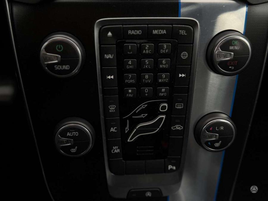 Pelēks Volvo V40 2014 Šauļi, ar dzinēja tilpumu 1.97 L un nobraukumu 372 tūkst. km par 6100 €, foto 21 vietnē AUTOMOTO.COM.LV