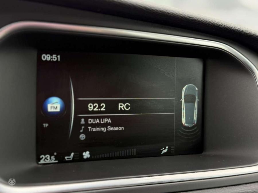 Pelēks Volvo V40 2014 Šauļi, ar dzinēja tilpumu 1.97 L un nobraukumu 372 tūkst. km par 6100 €, foto 23 vietnē AUTOMOTO.COM.LV