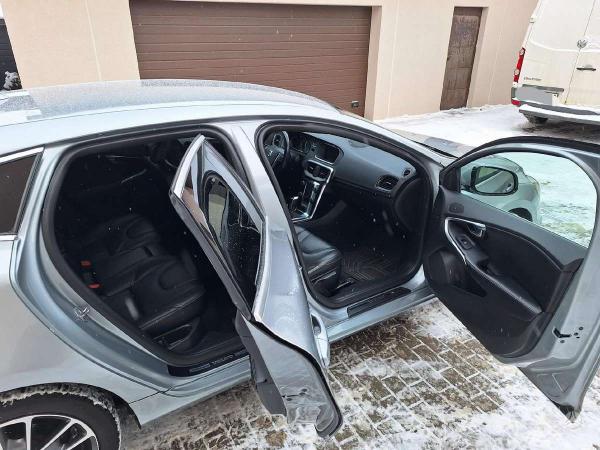 Grey Volvo V40 2015 in Kaunas, with an engine capacity of 1.97 L and mileage of 147 thousand km for 6900 €, photo 7 on AUTOMOTO.COM.LV