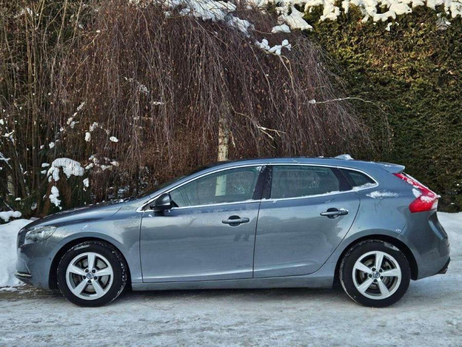 Grey Volvo V40 2015 in Kaunas, with an engine capacity of 2.00 L and mileage of 300 thousand km for 6550 €, photo 3 on AUTOMOTO.COM.LV