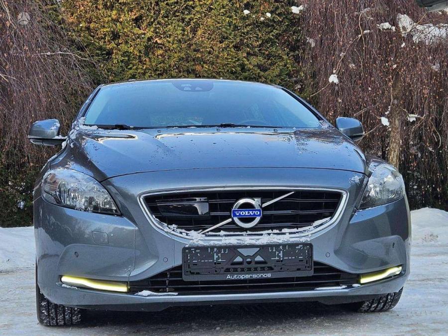 Grey Volvo V40 2015 in Kaunas, with an engine capacity of 2.00 L and mileage of 300 thousand km for 6550 €, photo 6 on AUTOMOTO.COM.LV
