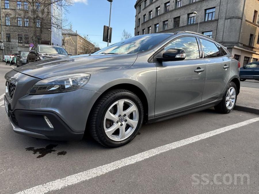 Pelēks Volvo V40 2015 Rīga, ar dzinēja tilpumu 2.00 L un nobraukumu 0 tūkst. km par 6570 €, foto 4 vietnē AUTOMOTO.COM.LV