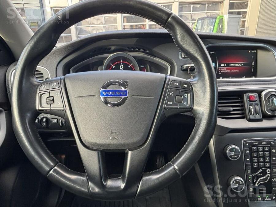 Pelēks Volvo V40 2015 Rīga, ar dzinēja tilpumu 2.00 L un nobraukumu 0 tūkst. km par 6570 €, foto 8 vietnē AUTOMOTO.COM.LV
