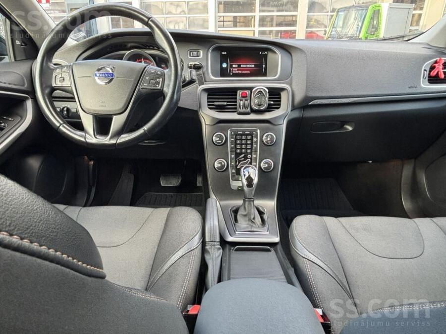 Pelēks Volvo V40 2015 Rīga, ar dzinēja tilpumu 2.00 L un nobraukumu 0 tūkst. km par 6570 €, foto 9 vietnē AUTOMOTO.COM.LV