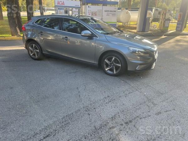 Pelēks Volvo V40 2015 Rīga, ar dzinēja tilpumu 2.00 L un nobraukumu 0 tūkst. km par 7799 €, foto 2 vietnē AUTOMOTO.COM.LV
