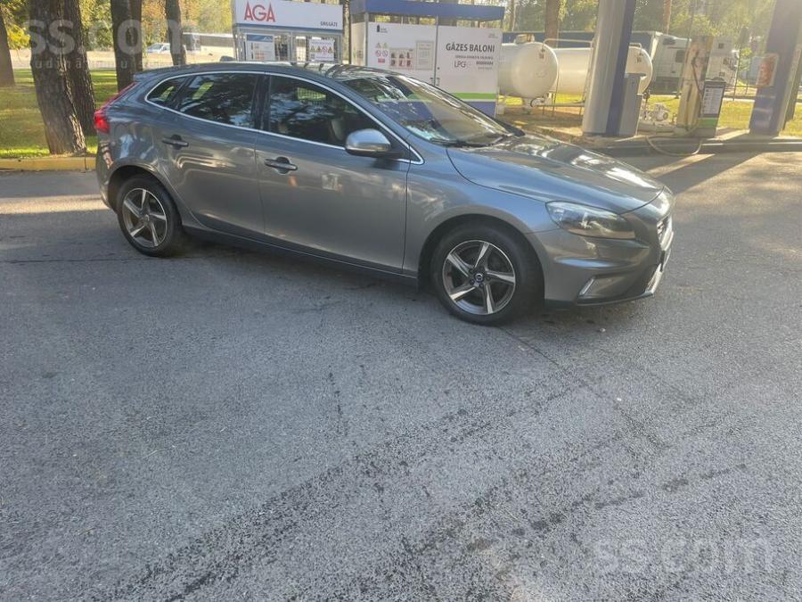 Pelēks Volvo V40 2015 Rīga, ar dzinēja tilpumu 2.00 L un nobraukumu 0 tūkst. km par 7799 €, foto 3 vietnē AUTOMOTO.COM.LV