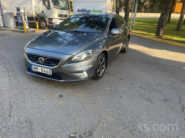 Pelēks Volvo V40 2015 Rīga, ar dzinēja tilpumu 2.00 L un nobraukumu 0 tūkst. km par 7799 €, foto 4 vietnē AUTOMOTO.COM.LV