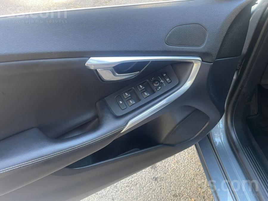 Pelēks Volvo V40 2015 Rīga, ar dzinēja tilpumu 2.00 L un nobraukumu 0 tūkst. km par 7799 €, foto 20 vietnē AUTOMOTO.COM.LV