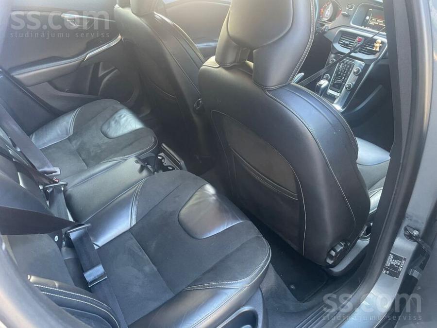 Pelēks Volvo V40 2015 Rīga, ar dzinēja tilpumu 2.00 L un nobraukumu 0 tūkst. km par 7799 €, foto 22 vietnē AUTOMOTO.COM.LV