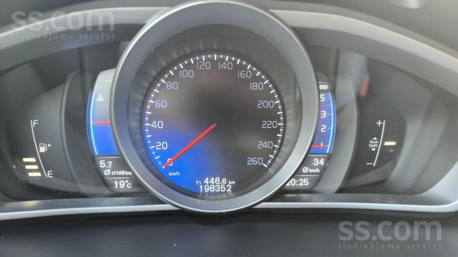 Pelēks Volvo V40 2015 Rīga, ar dzinēja tilpumu 2.00 L un nobraukumu 198 tūkst. km par 8000 €, foto 9 vietnē AUTOMOTO.COM.LV