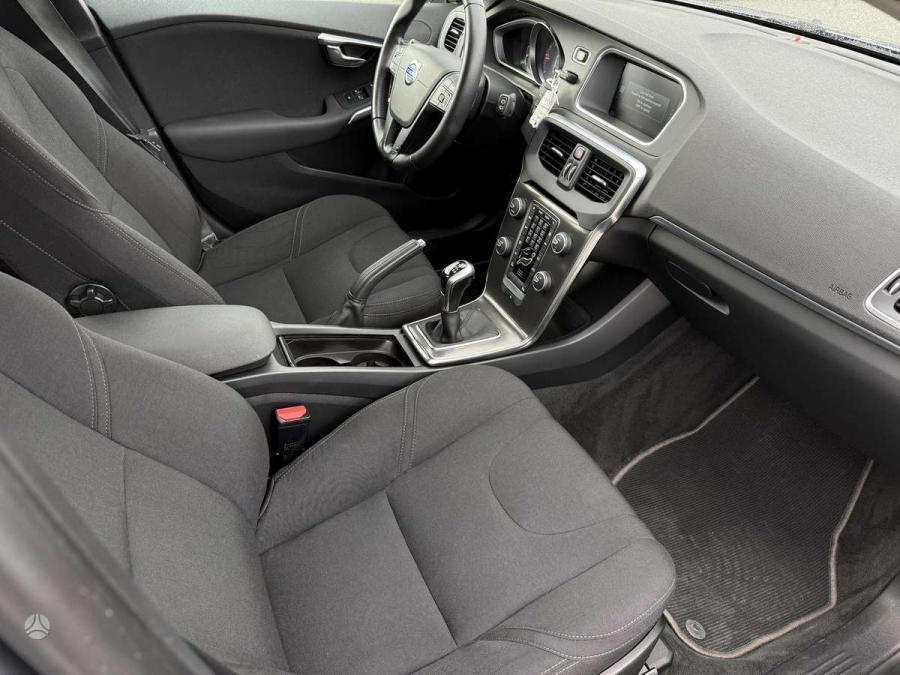 Pelēks Volvo V40 2015 Tauragė, ar dzinēja tilpumu 1.97 L un nobraukumu 234 tūkst. km par 5650 €, foto 14 vietnē AUTOMOTO.COM.LV
